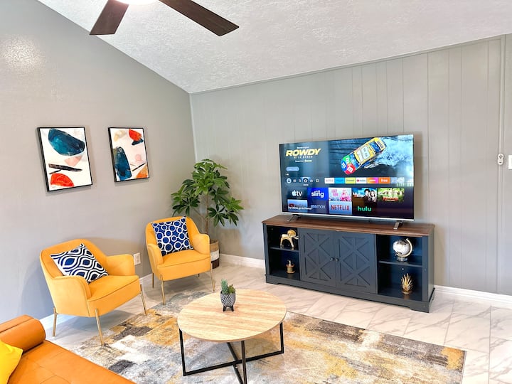 King Bed W/patio. Perfection Location For Food ! - Houston