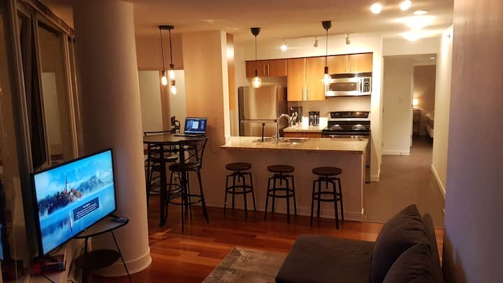 Downtown Vancity Condo Living W/ Office Space - Vancouver