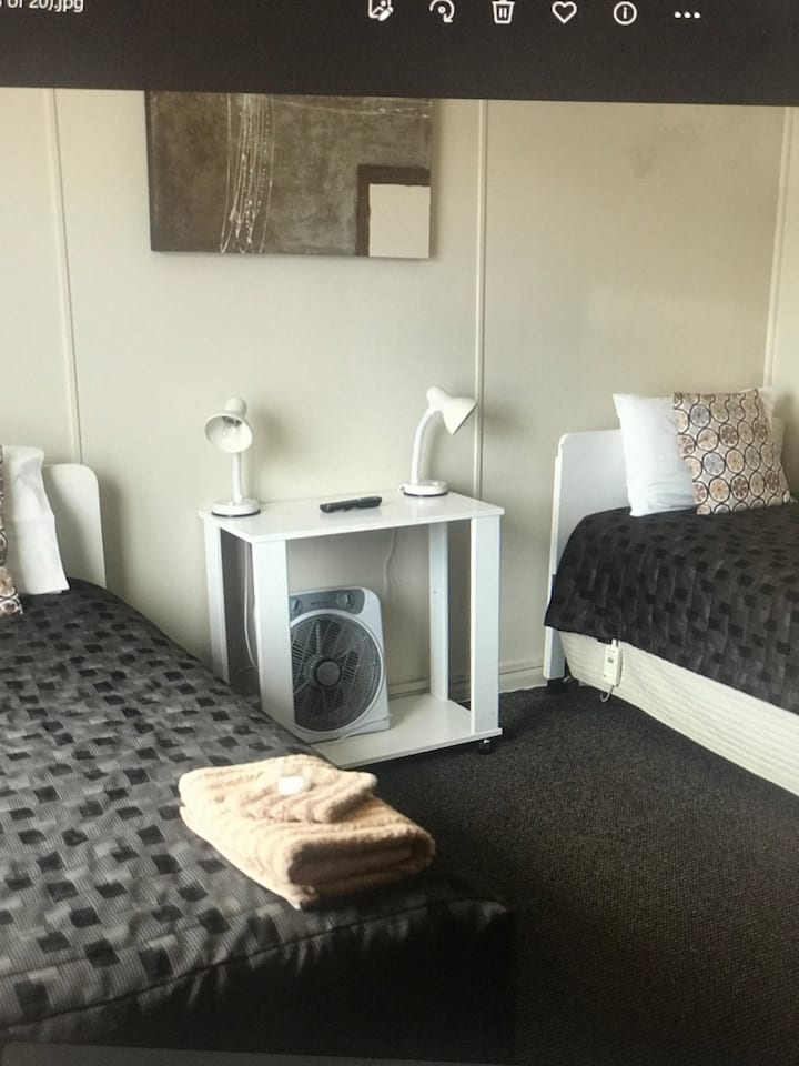 Room 1. Two Guests. Twin Single Beds. - Binalong Bay