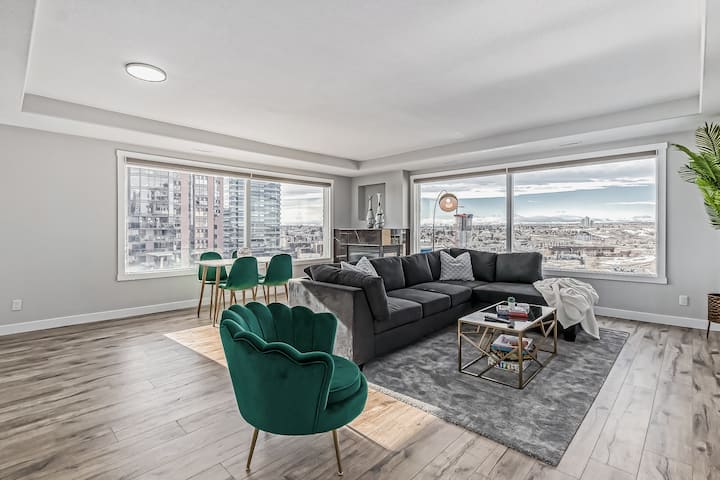 Downtown Sub Penthouse W/ City Views - Calgary