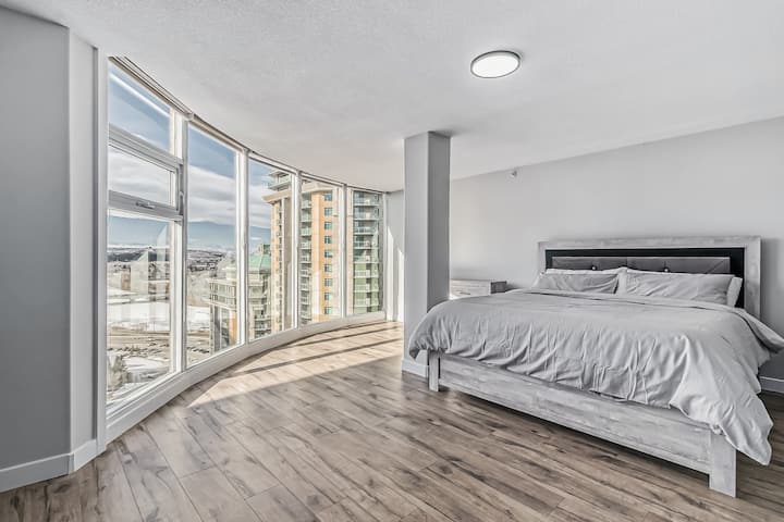Downtown Sub Penthouse W/ City Views - Calgary