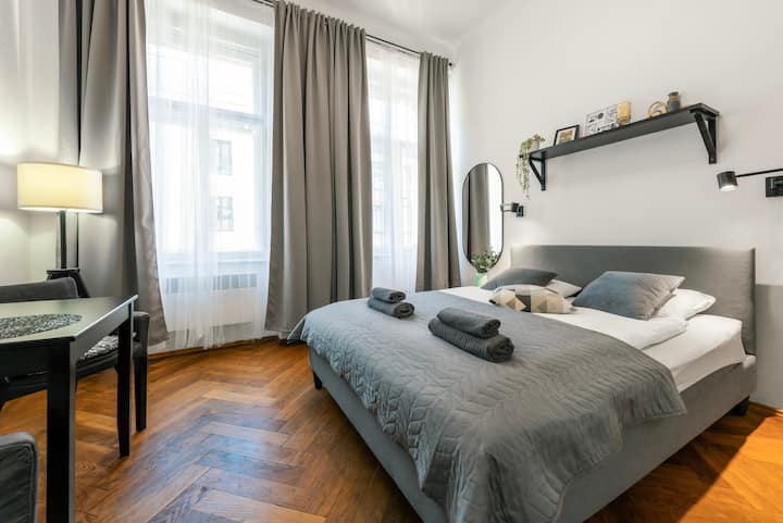 Urban Decor Studio In Hip Area Of Prague In Center - Prague