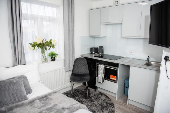 Small & Privet Studio Apartment, Budget Friendly - Park Royal - London