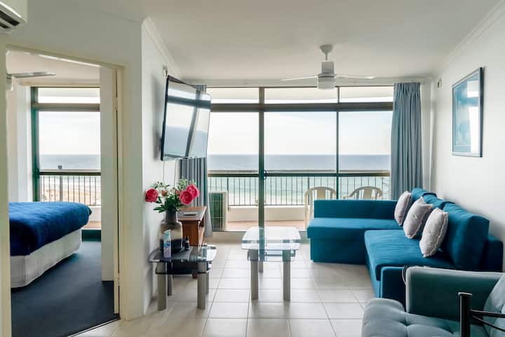 Beachfrontwatchwhales&surfcentralsurferersparadise - Surfers Paradise