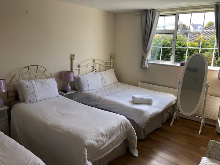Family Room Ensuite 7 Minutes Walk To Sligo Centre - Sligo