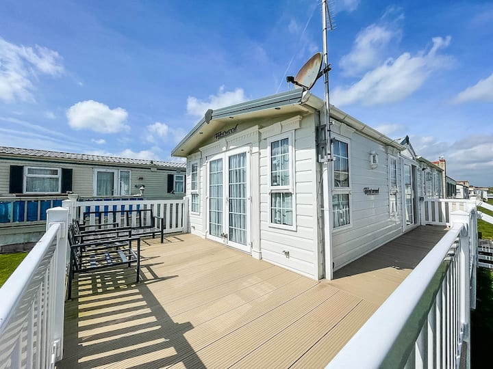 Lovely Caravan With Decking In Essex Ref 17306br - Walton-on-the-Naze