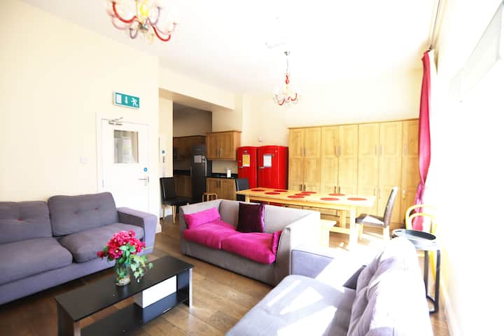 4 Bed 2 Bathroom Large Apartment - Dublin