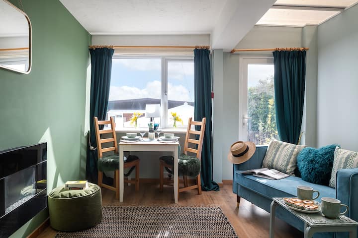Dryw@deanfield Large Sea View Appt Sleeps 2 Adults - Benllech