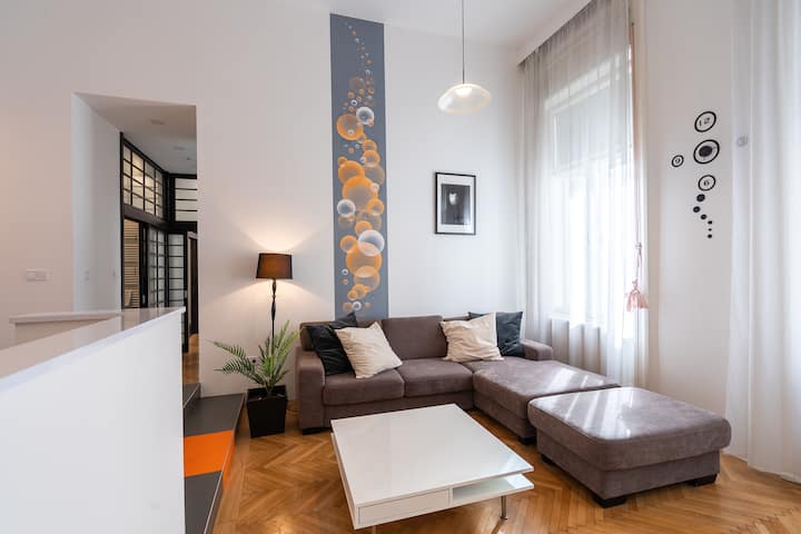 Bright Two-bedroom Home  By The New York Palace - Budapest