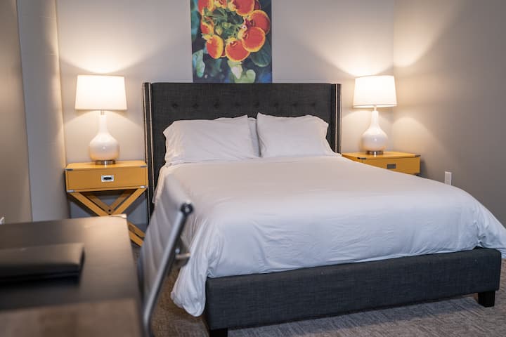 Charming City Hideaway - Rock Island, IL
