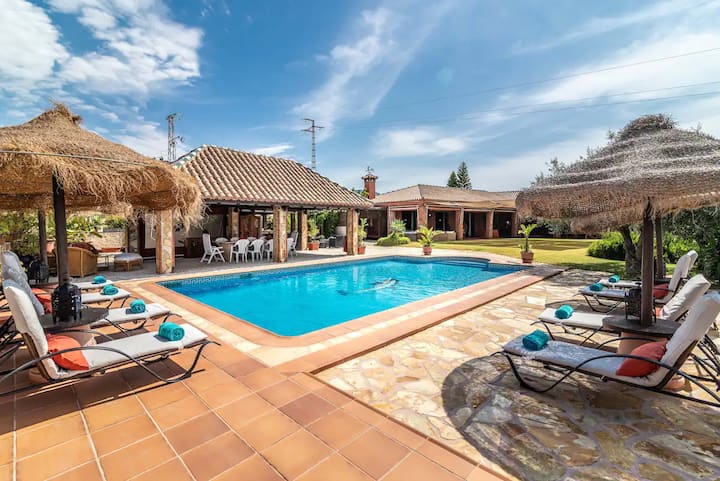 Relajante Y Encantadora Villa Entrearroyo - Calahonda