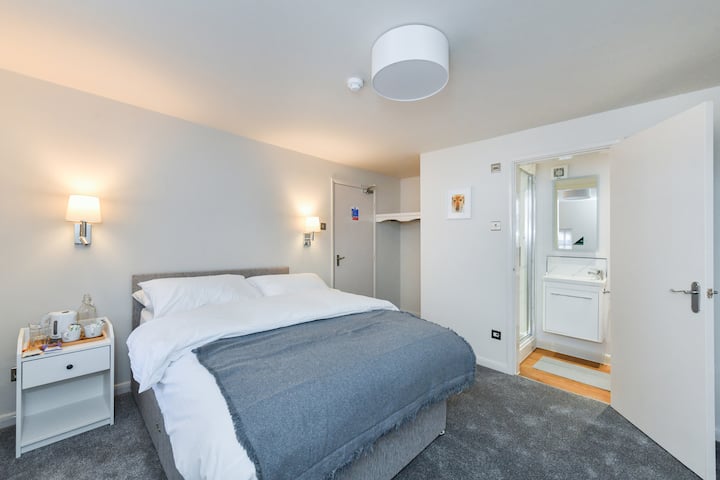 Room 3 Of 5 En-suite Bedrooms In Guest House - Southwell