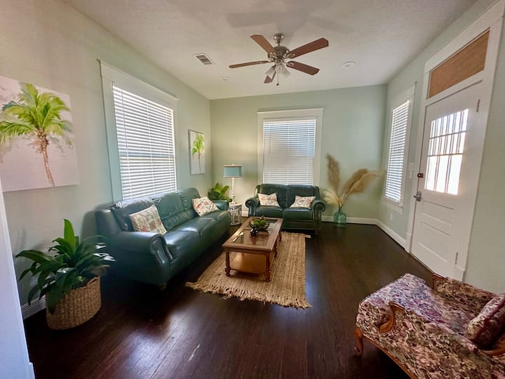 Galveston Getaway Beach House - Galveston, TX