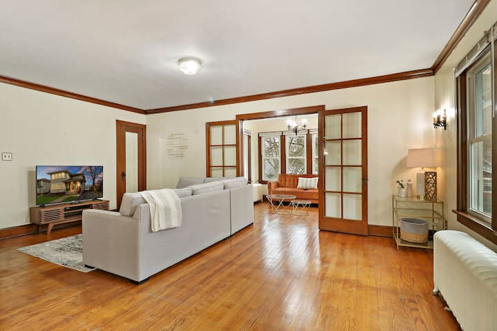 Rustic Charm 2 Bdr Apartment | Waukegan - Waukegan