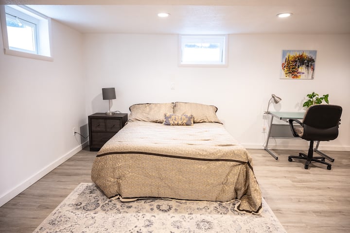 Clean Room With Private Bathroom - Kansas City, MO