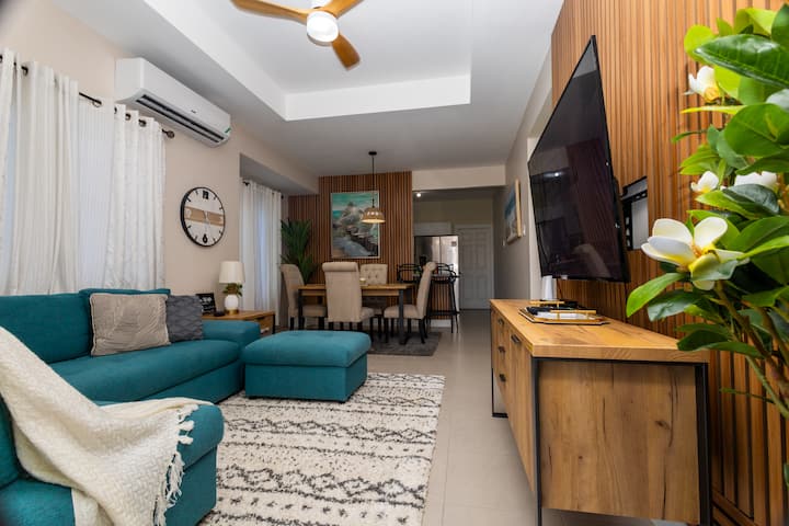 Ocean Escape| Beach, Pools, Gym, Courts, Clubhouse - Jamaica