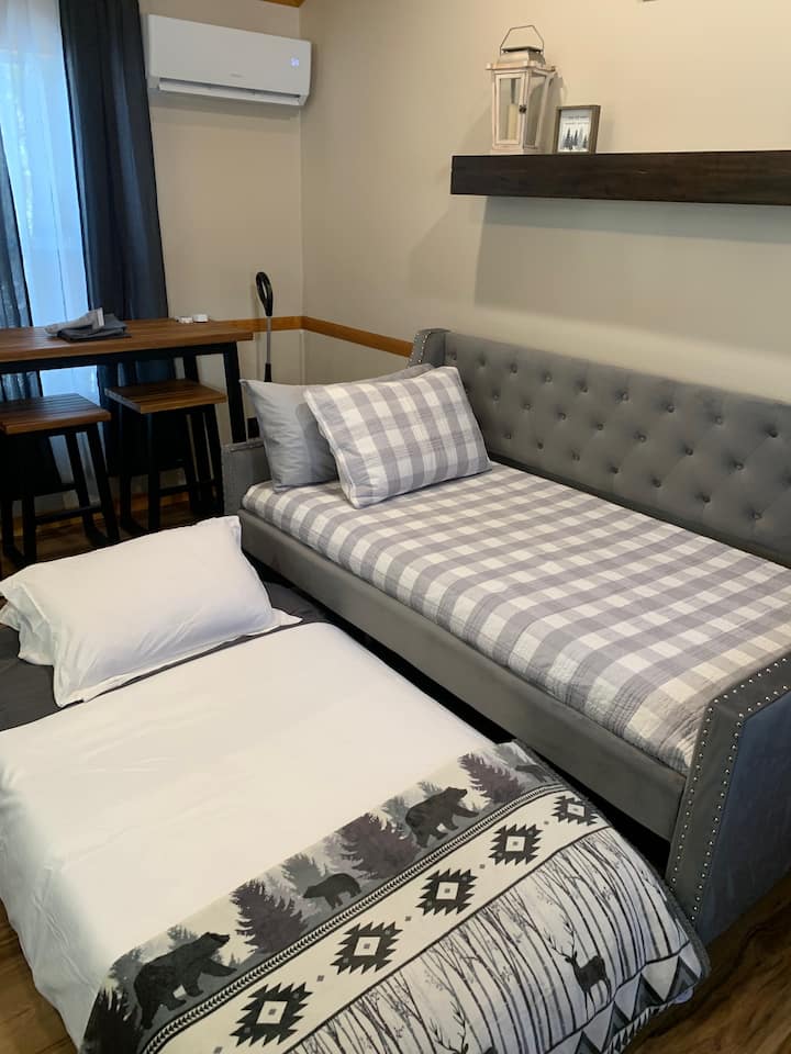 Cozy Getaway - Cabin @ Sandstone Rustic Retreat - Wisconsin Dells, WI