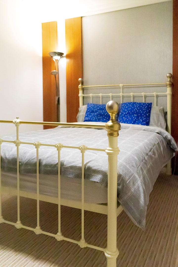 A Peaceful Working Home Near Manchester Airport - Altrincham
