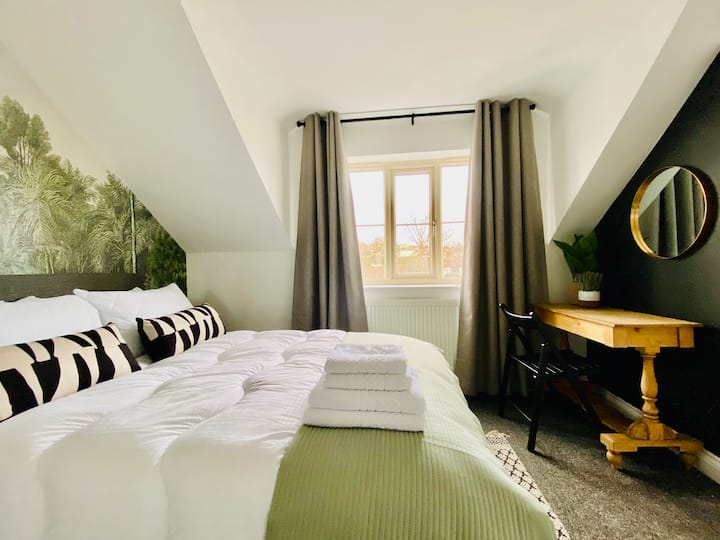 Close To M62 | Smart Tv | Parking | Pets Stay Free - Mirfield