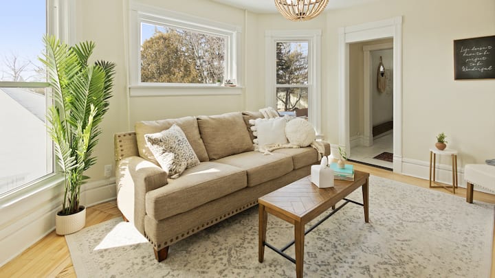 Cozy Loft Steps To Downtown! Walk Everywhere! - Sturgeon Bay, WI