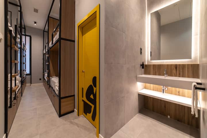 Habitación Privada Para 8 Personas Con Baño - Madrid