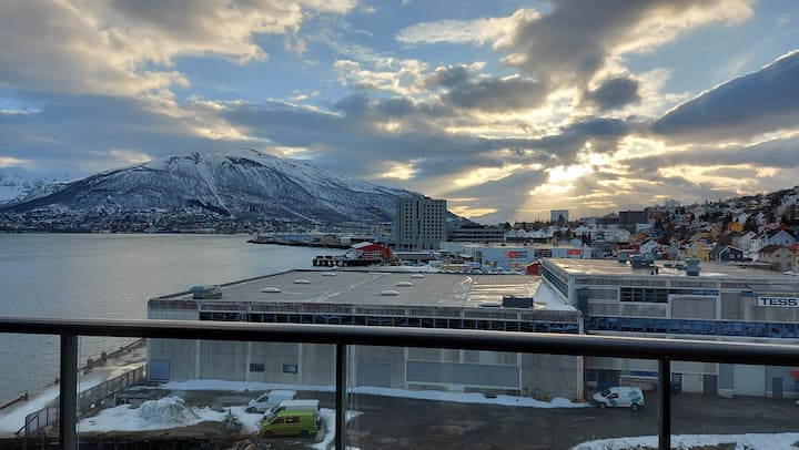 Moderne-sentralt Med Utsikt. - Tromsø