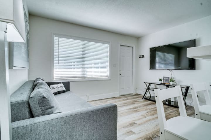 Modern Getaway | 10 Min From Beach | Pet-friendly - Hollywood
