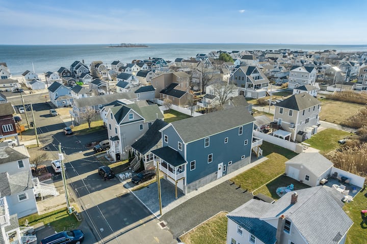 Coast To Coast Beach Home, Steps To The Beach - Stratford, CT