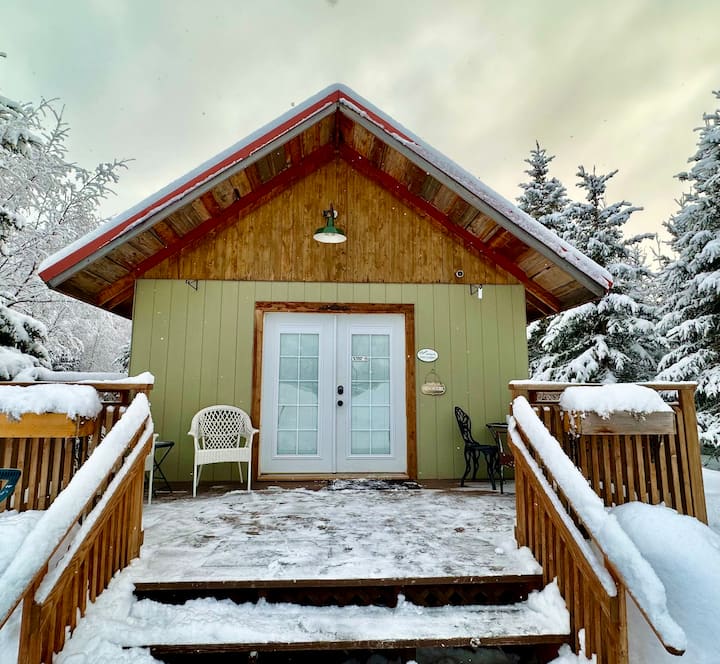 Cozy Romantic Getaway Cabin - Anchorage, AK