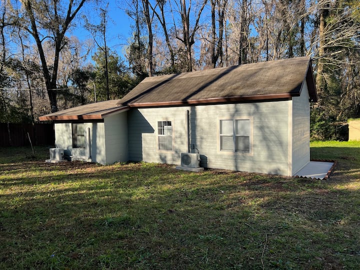 Amazing Little House At Gnv With Pickleball Court - Gainesville, FL