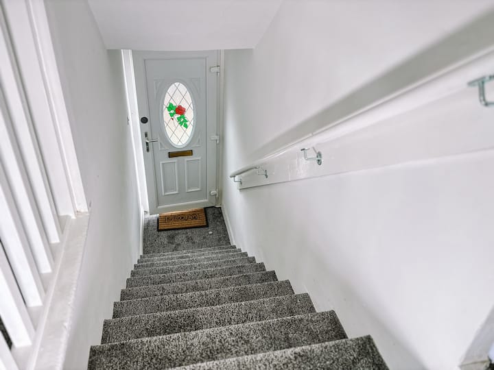 Itohan 3-bed Cottage Flat - Glasgow