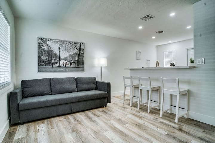 Modern & Cozy 2bd |Central Location| Free Parking - Hollywood, FL