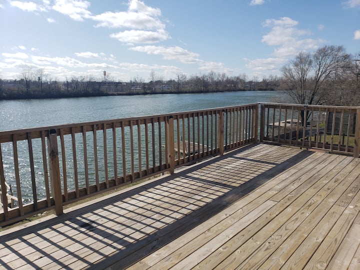 "The Hidden Gem" Lakefront Airbnb - Vincennes, IN