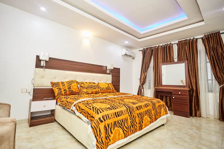 2 Bedroom Apt, Emerald Suite - 베닌시티