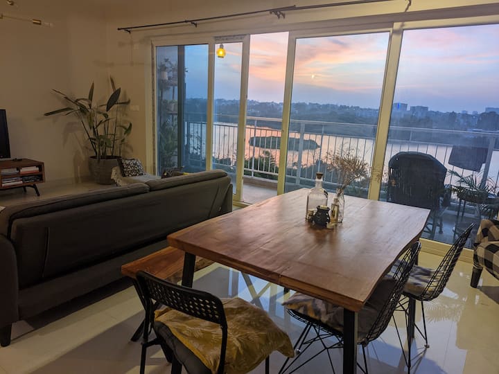Lake Facing Modern Chic Fully-furnished 3bhk - Bengaluru