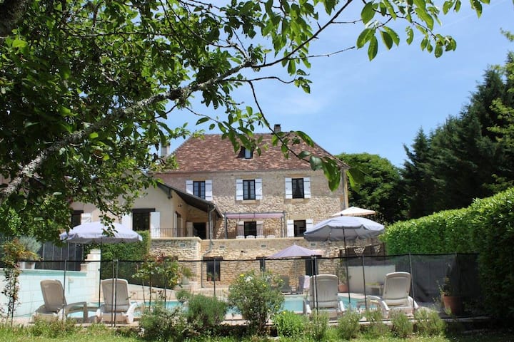 Gite Avec Piscine Privée
12 Lits - Dordogne