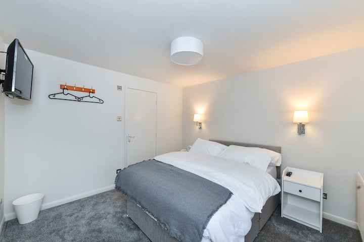 Room 5 Of 5 En-suite Bedrooms In Guest House - Southwell