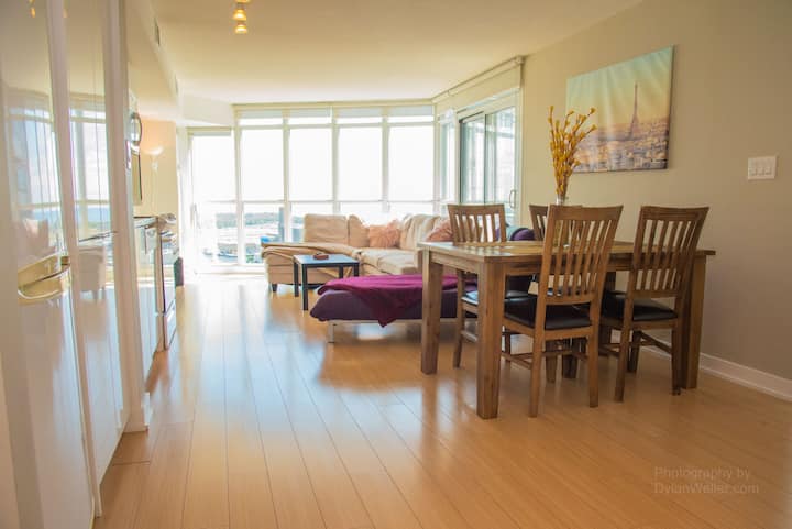 Hottest Lakeview Condo (With Free Parking) - Toronto