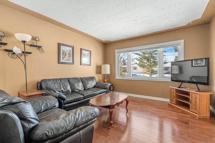 4 Bedroom House Nw | Sleep 8 | Pet Friendly | Wifi - Canada