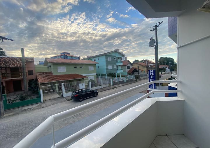 Suíte Com Sacada à 150m Da Praia Com Café Da Manhã - Florianópolis