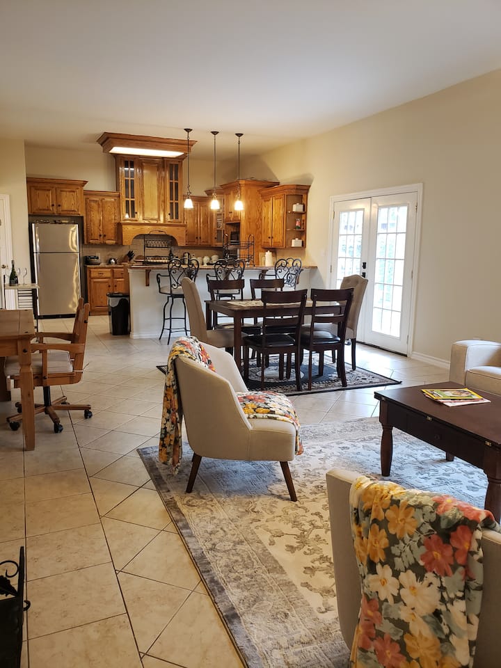 Welcome To The Monarch, Spacious & Delightful. - Brownsville, TX