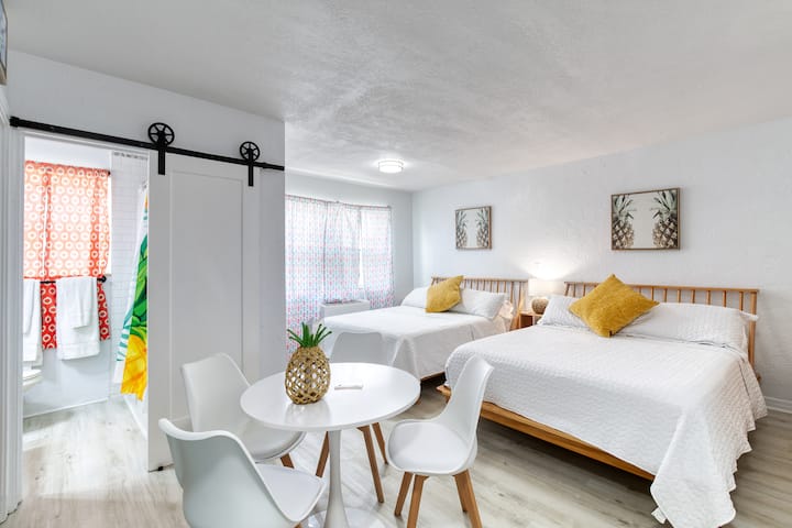 Pineapple Shores Retro Inn Queen Double Economy - Daytona Beach, FL