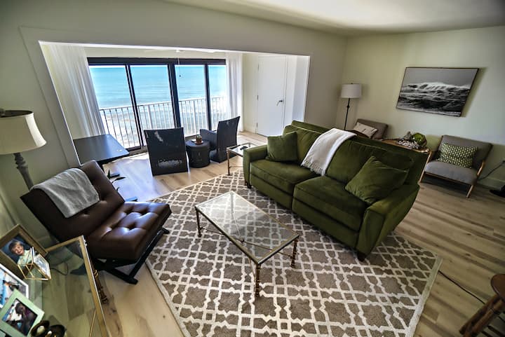 Beachfront 2bd/2ba Quiet & Modern Condo W/pool - Gulf Shores, AL