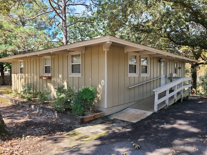 Lakeside Cabins @ Lake Blackshear Resort - Lake Blackshear, GA