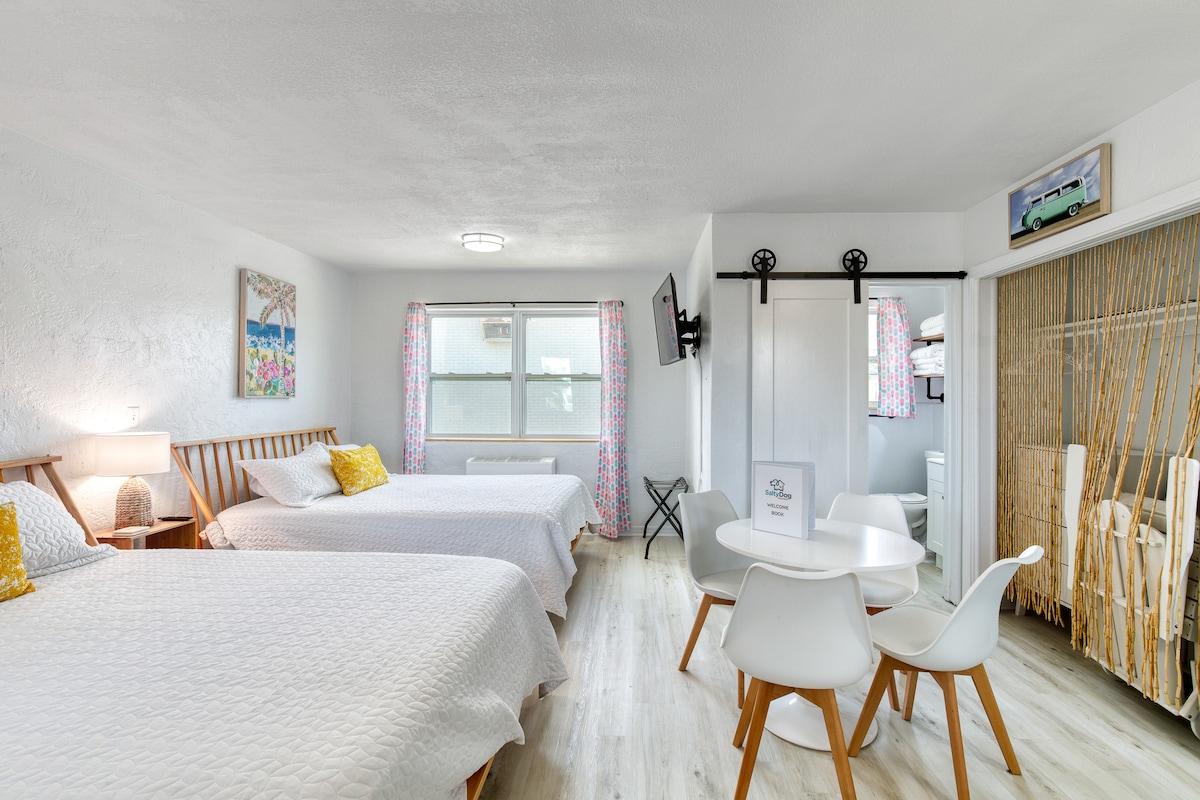 Pineapple Shores Retro Inn 2 - Hotels for Rent in Daytona Beach ...