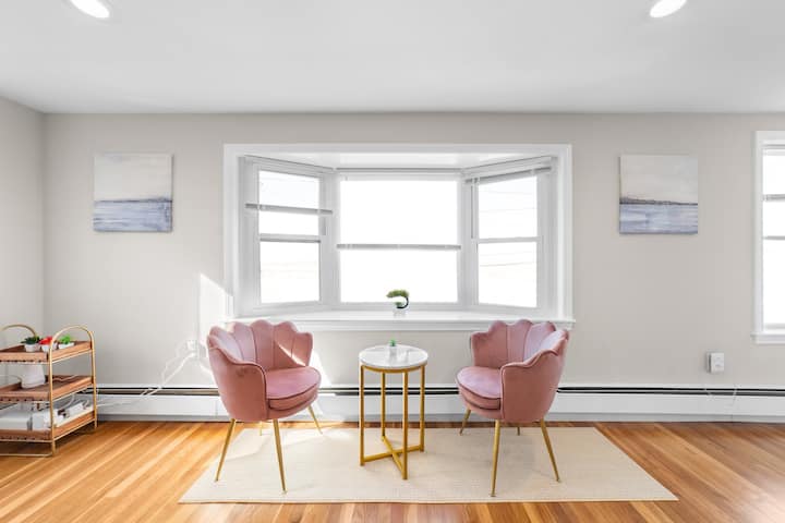 #301 King Bed | Ensuite Bath - Waltham, MA