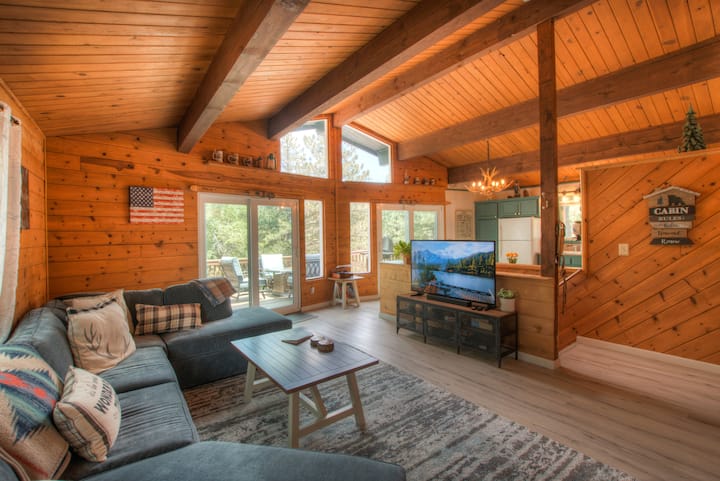 Grizzly Gores Cabin, Sledding, Firepit, Bbq - Running Springs, CA