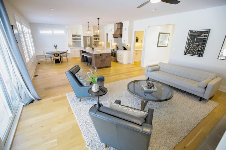 Upscale Modern Home - Barrie