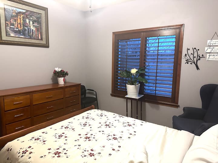 Queen Guest Bed With Private Bath - Wichita, KS