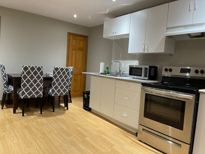 Cozy Comfortable Lower Level Unit - Windsor